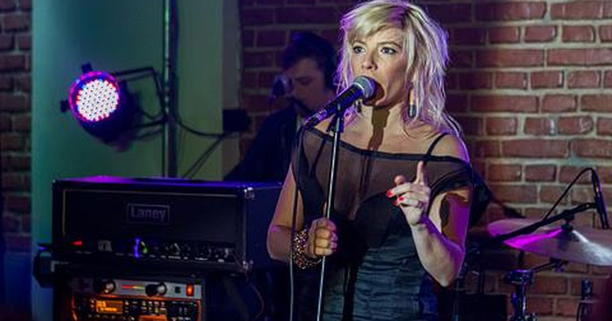 Maria Radu, aparitie supersexy la un concert! Solista si-a lasat masca ...