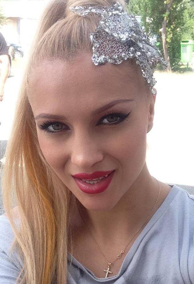 Ce look a adoptat Lora pentru nou videoclip! Cantareata filmeaza din ...