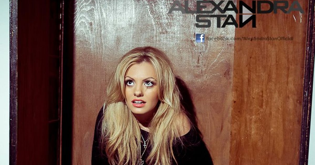 Scandalul cu Alexandra Stan i-a ridicat cota. Artistii se inghesuie la ...