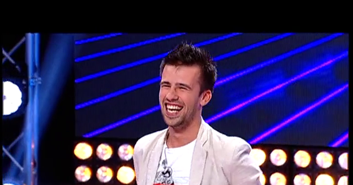 Il mai tii mine pe pustiul care canta "Ea este Dana, colega mea ...