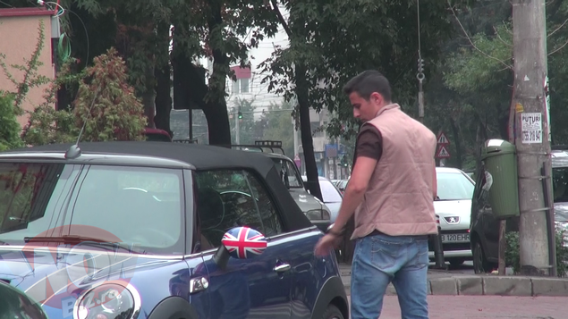 Alin se da Cocos cu un Mini Cooper albastru - WOWBiz