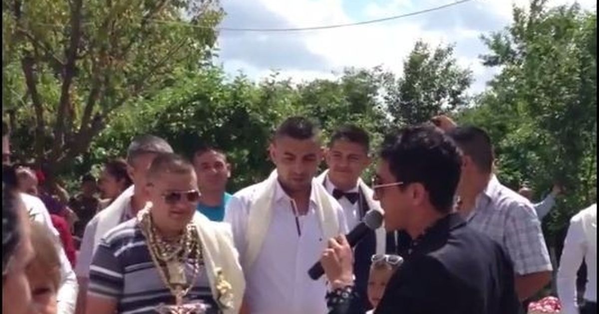 Uite-l pe cocalarul "number one" al Romaniei! Are la gat lanturi de aur ...