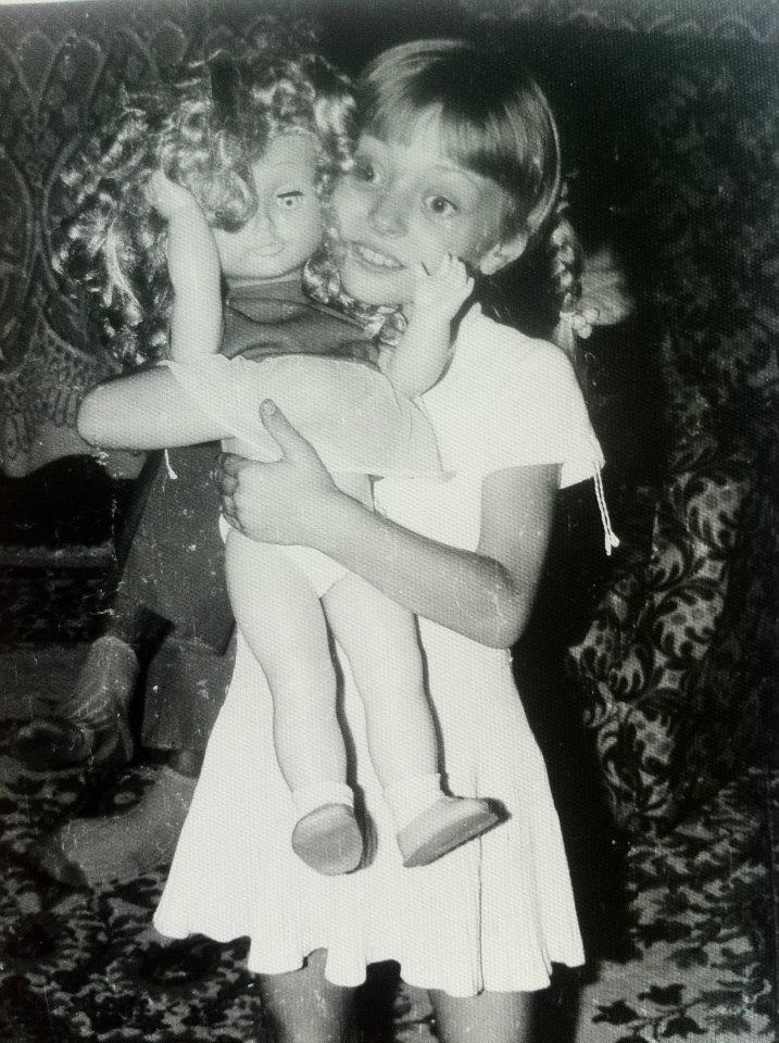 De la copil, la adolescenta si femeie fatala! Uite cum arata Delia ...