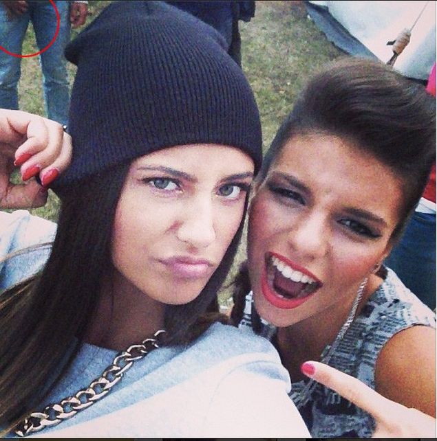 Uite ce facea un fan al Antoniei in timp ce artista se fotografia! I-a ...