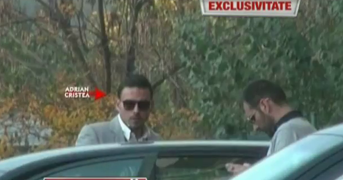 Adi Cristea, surprins de paparazii in timp ce inmana unei tinere un ...