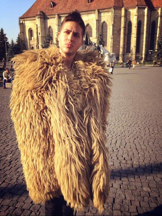 Nu o sa iti vina sa crezi cum vrea Jorge sa se imbrace la o nunta! "Sa ...