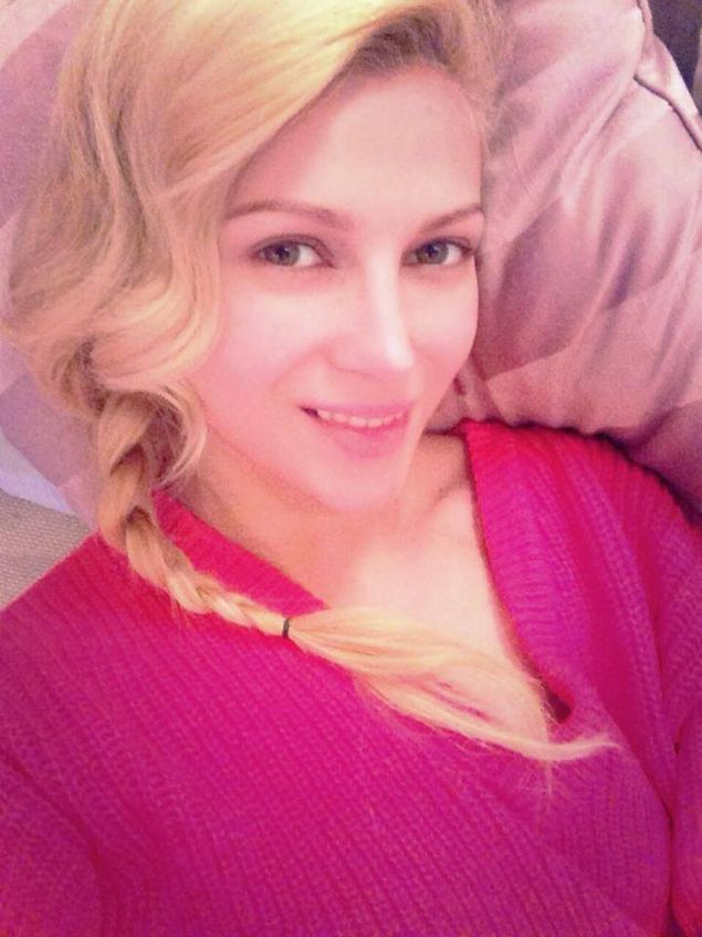 Uite-o pe Lora fara pic de machiaj! Cantareata a avut curaj sa isi faca ...