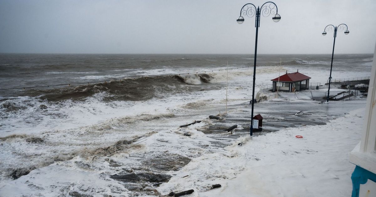 Imagini terifiante din mijlocul celei mai puternice furtuni din Europa ...