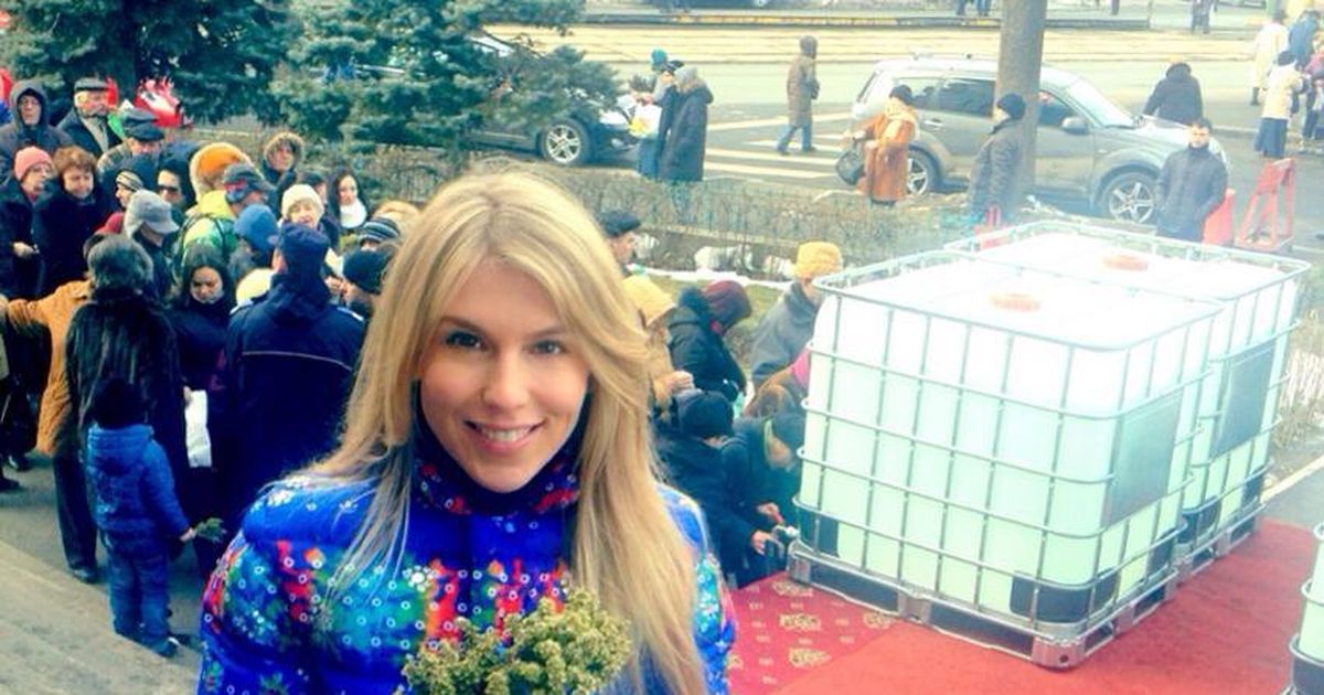 El este barbatul care o sustine pe Corina Bud! Apare foarte rar in ...