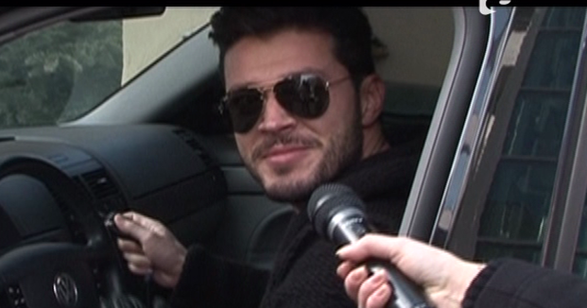 Nici bine nu a divortat, ca femeile fac coada in jurul lui! Uite cine l ...