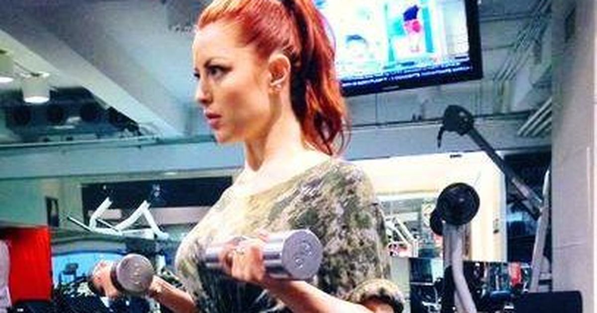 Elena Gheorghe este sexy rau! Uite cu ce tinuta face miscare la sala ...