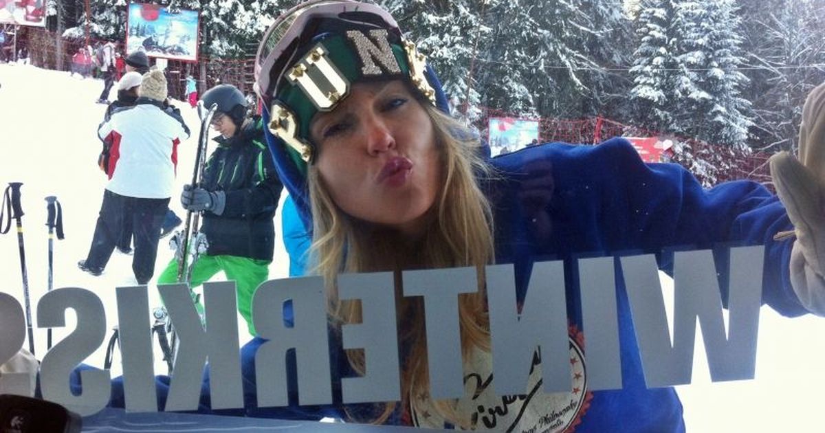 Corina face cupcakes cocoţată pe tocuri - WOWBiz