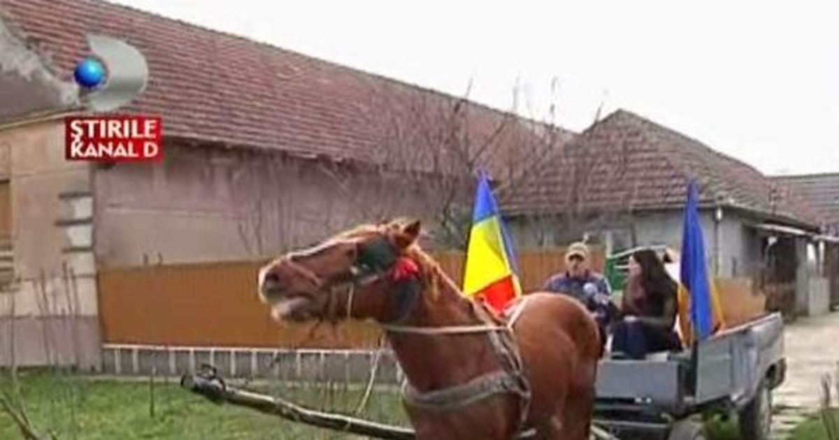 VIDEO Cea mai tare inventie a unui taran roman! Uite cu ce se plimba pe ...
