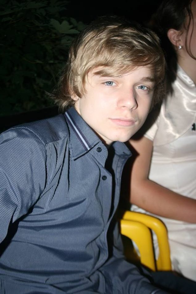 Il mai stii pe Adrian Aron, pustiul care facea minuni cu chitara la ...