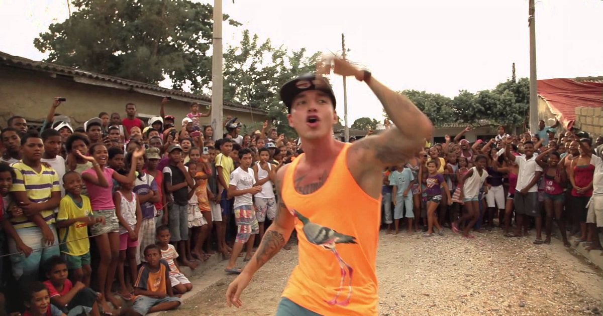 Ce glume proaste poate sa faca J. Balvin! Risca sa ia bataie dupa ce a ...