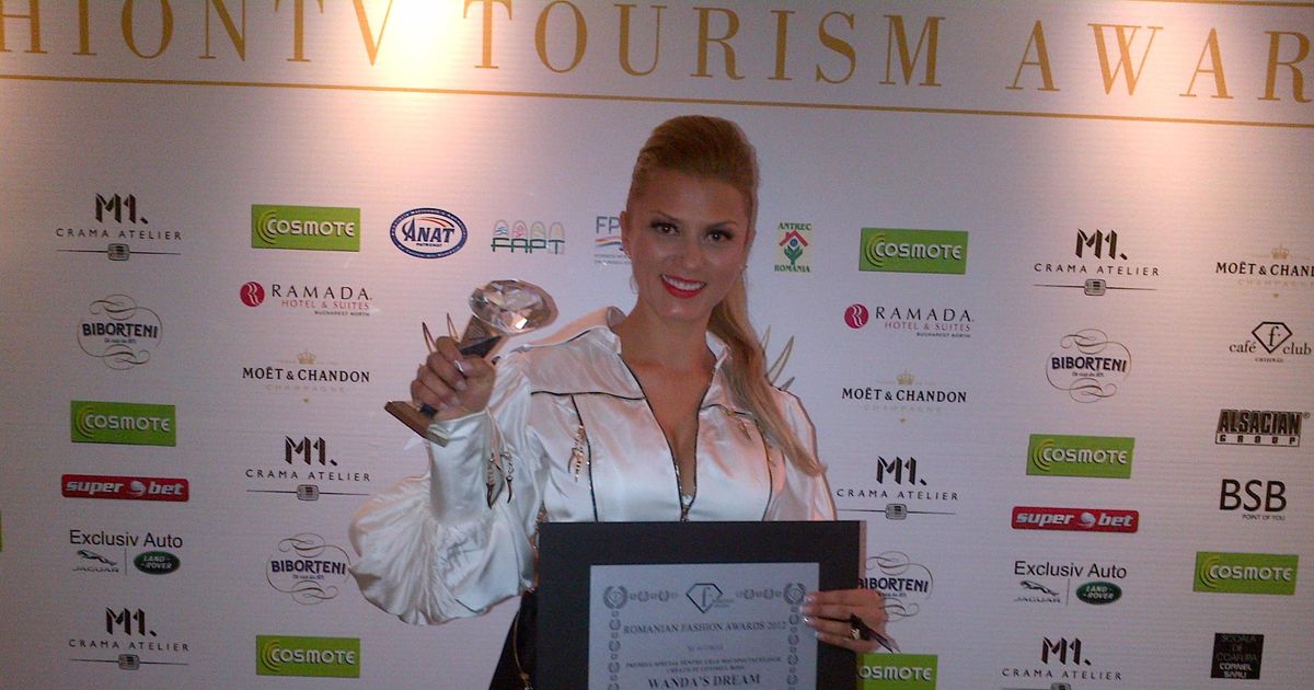 Misha, sotia lui Connect-R, imbracata in ziua botezului de designerul ...