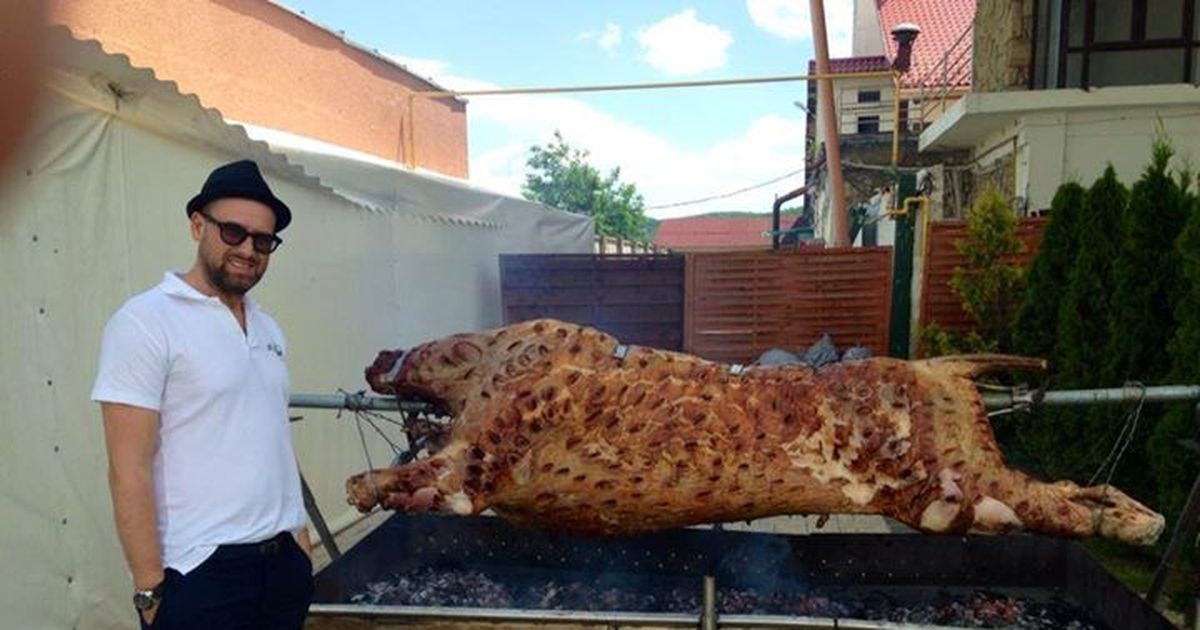 Imagine dementa! Ce artist de la noi s-a pozat langa un TAUR LA PROTAP ...