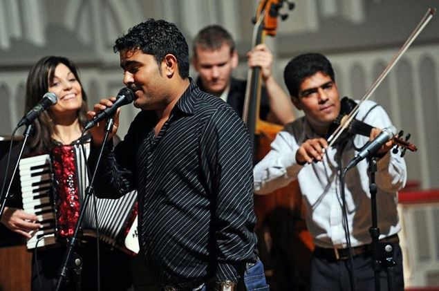 VIDEO! Ei reprezinta noua generatie de lautari din Clejani! Tinerii din ...