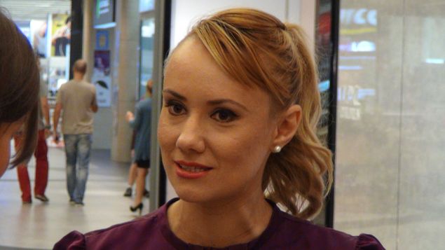 FOTO! Oana Ionita merge cu masina busita! Vedeta n-a avut timp sa-si ...