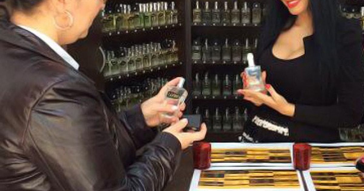 Ce-a fost si ce-a ajuns! Mantea, vanzatoare la un stand din Obor ...