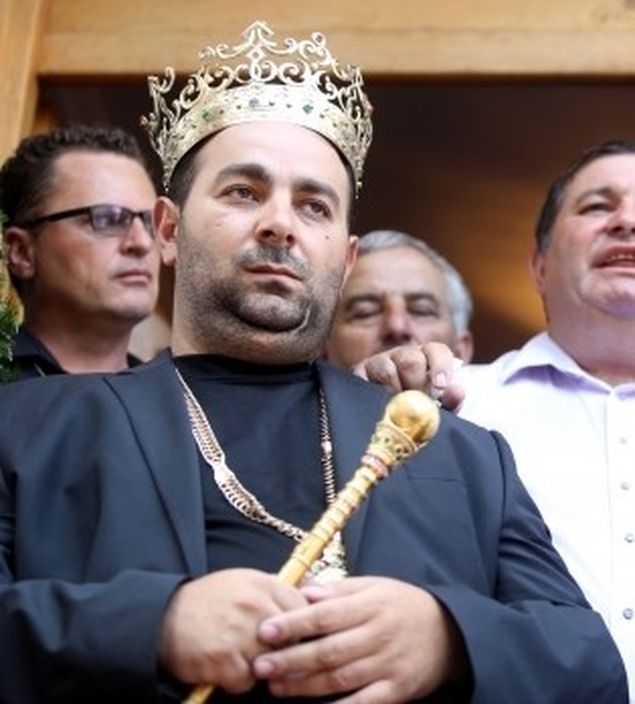 FOTO! El apare mereu la TV si e unul dintre regii rromilor! Dar stii ...