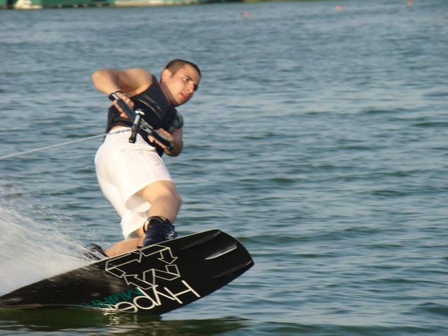 FOTO | Ce se mai distra Alin Cocos pe lacul Snagov! Baiatul de bani ...