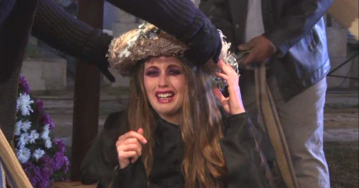 FOTO EXCLUSIV! Imagini din cripta! Catalin Botezatu a bagat-o in ...