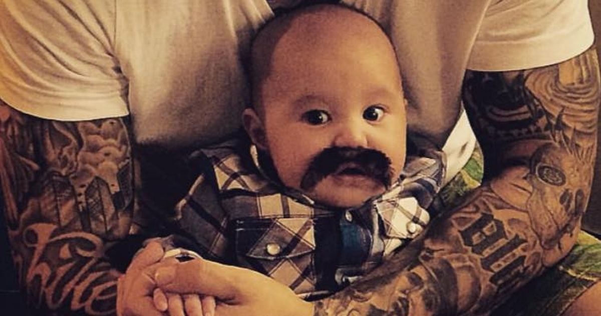 Mori de ras! Alex Velea i-a pus lui Dominic mustata de mexican - WOWBiz