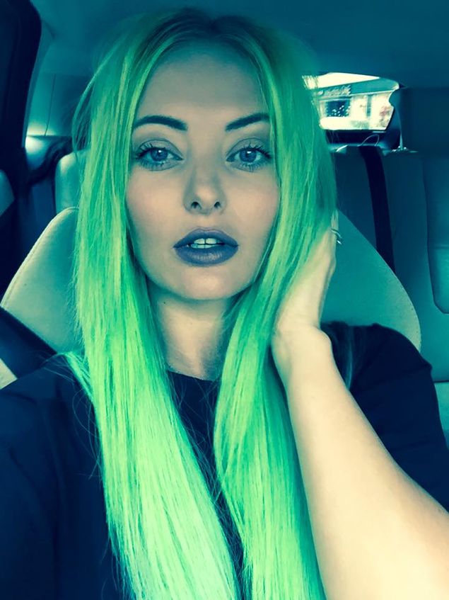 Transformarea a luat sfarsit! Delia Matache si-a facut parul verde ca ...