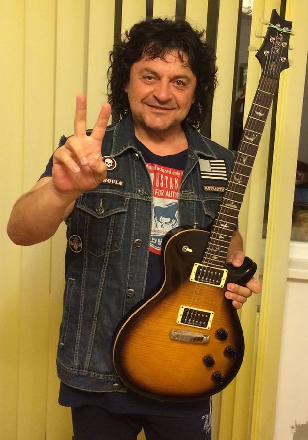 EXCLUSIV! Liderul trupei Compact a divortat in mare secret dupa 14 ani ...