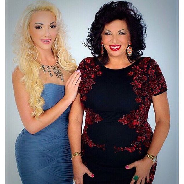 Ce seamana Alexandra Harra cu mama ei! Doar culoarea parului difera ...