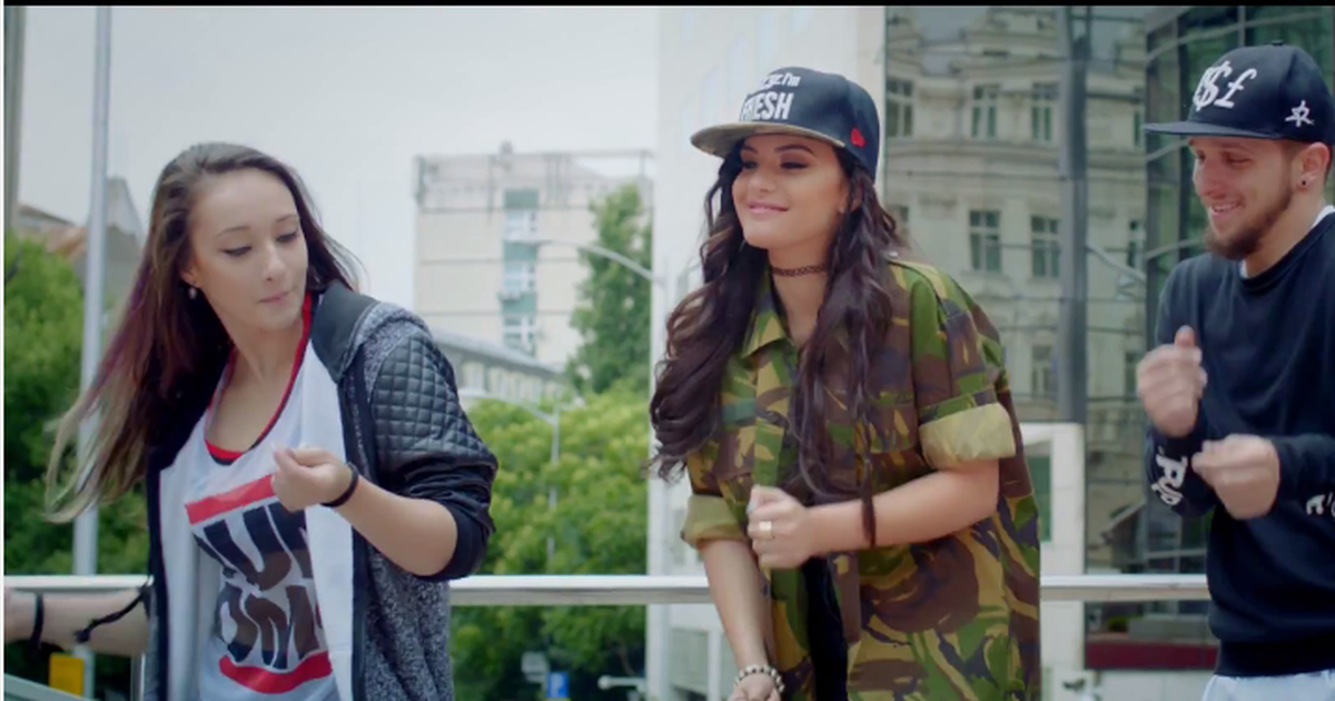 Betty Salam schimba zeci de tinute in cel mai recent clip al sau ...