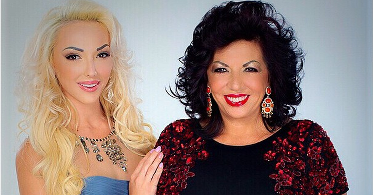 S-a facut bruneta! Alexandra Harra a renuntat la blond. Uite cum ii sta ...