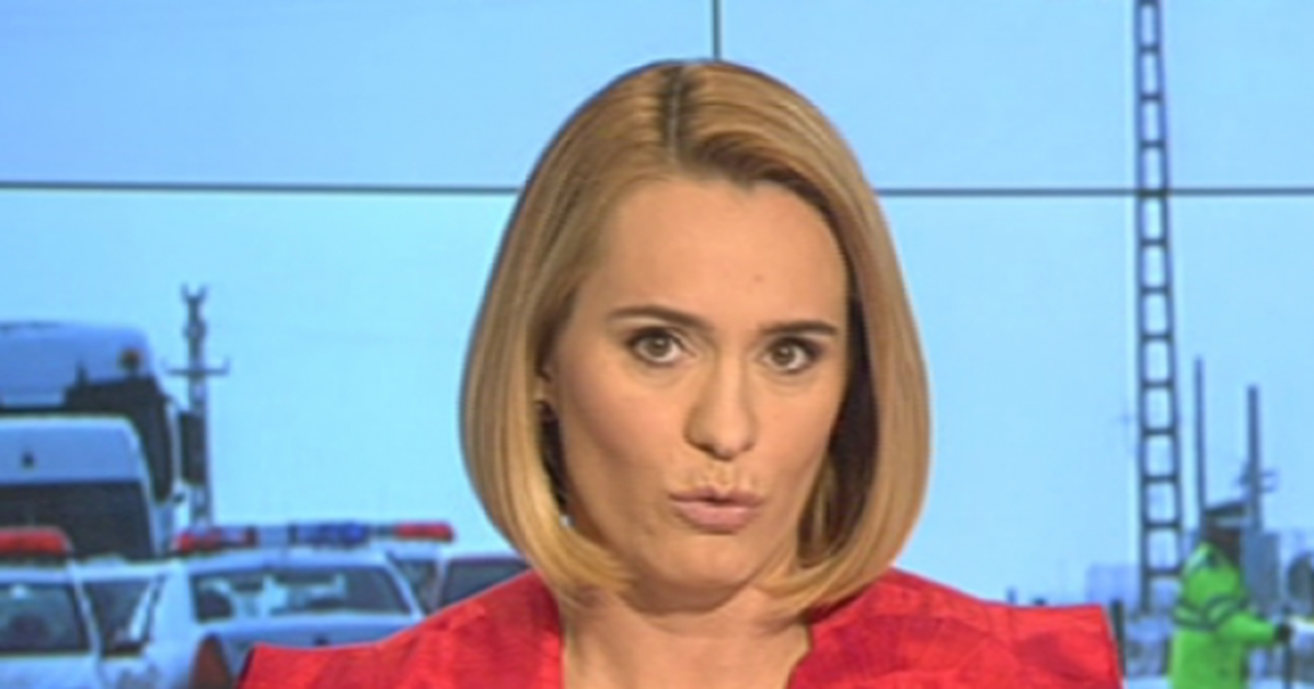 FOTO! Ce picioare subtiri ascunde Andreea Esca sub pupitrul de la Stiri ...