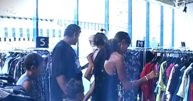 Daniela Gyorfi a ajuns la porci! A ranit la animale si a trait intr-o ...