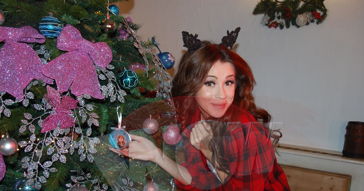 Exclusiv | Ana Maria Barnoschi, fericita in fata bradului de Craciun ...