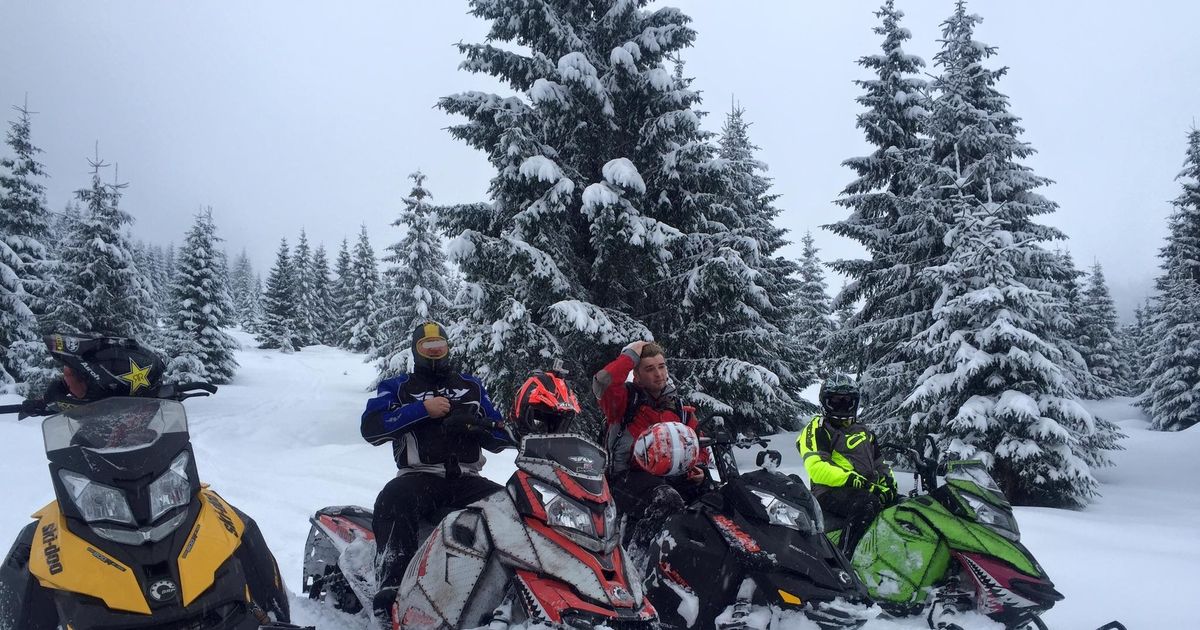 FOTO! Arogante de milionar! Victoras Micula bea sampanie cu sticla ...