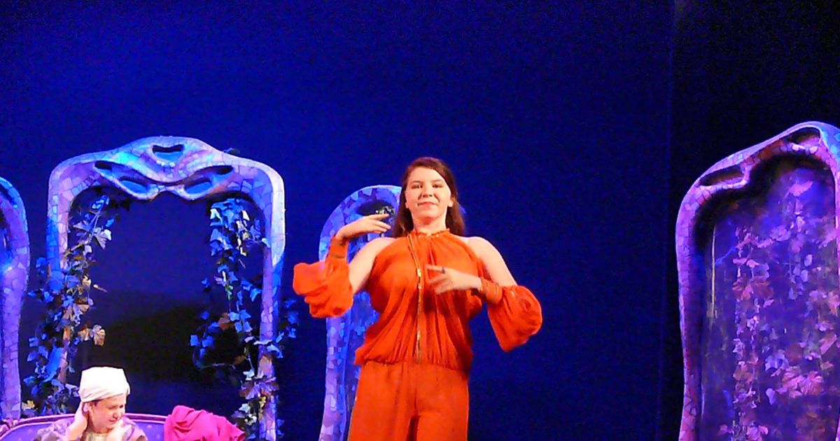 FOTO! Copiii Monei Nicolici au inclinatii artistice! Maria joaca teatru ...