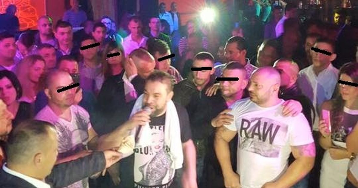 FOTO | Florin Salam, cat pe ce sa fie luat pe sus de fani intr-un club ...