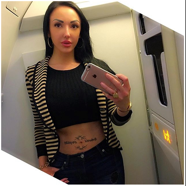 FOTO! Alexandra Harra, facuta praf dupa un selfie in toaleta avionului ...