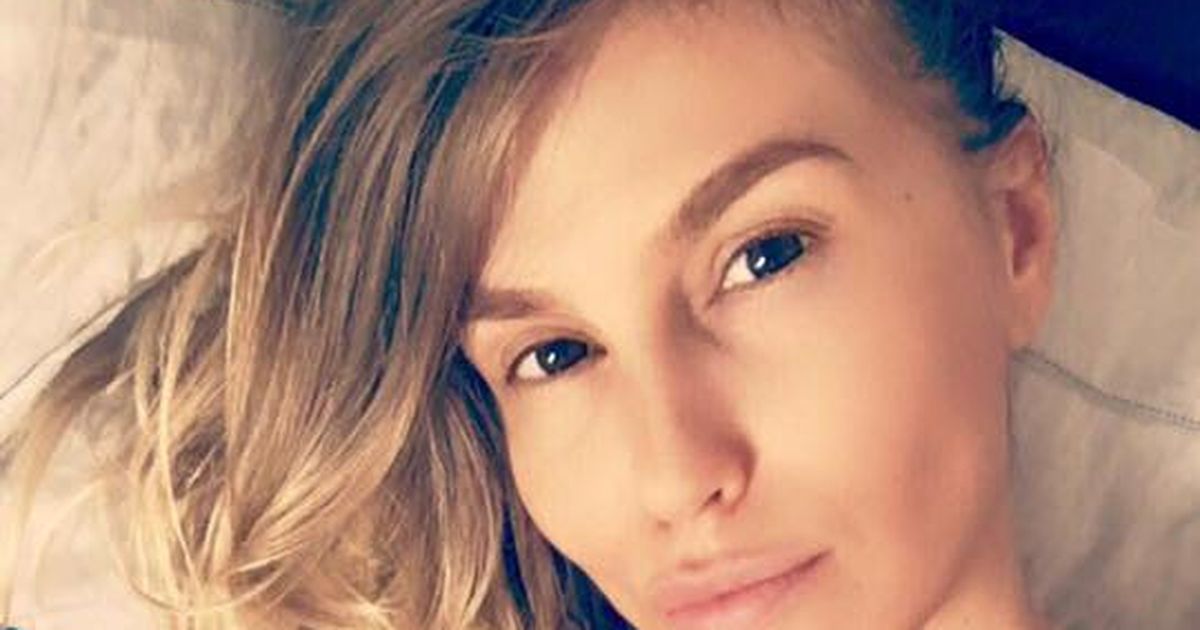 Corina, nemachiata si goala in pat! Asa o gasea in fiecare seara sotul ...