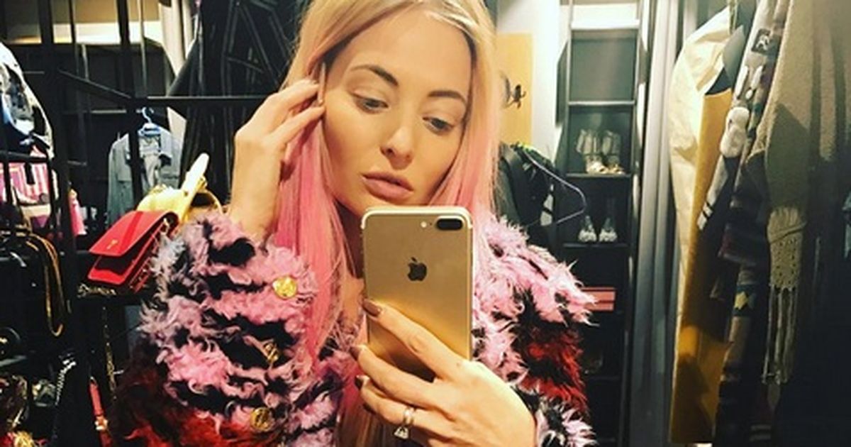 Şi-a vopsit părul roz, iar acum şi-a surprins fanii cu o nouă schimbare ...