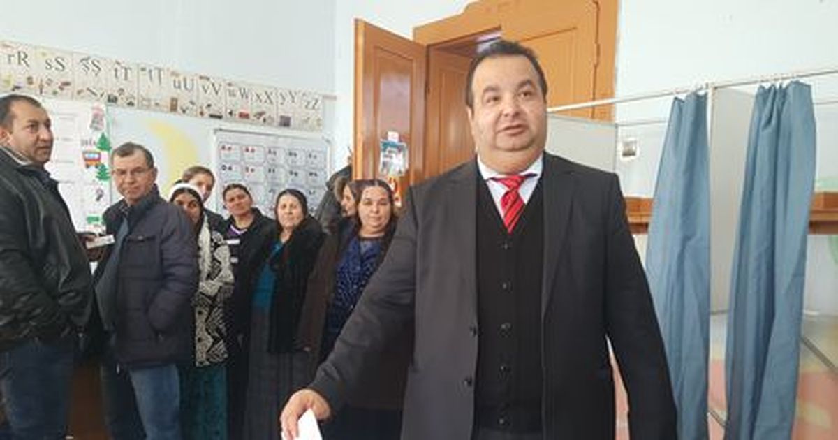 Dorin Cioaba, regele romilor din Romania, a mers la vot cu ALAI dupa el ...