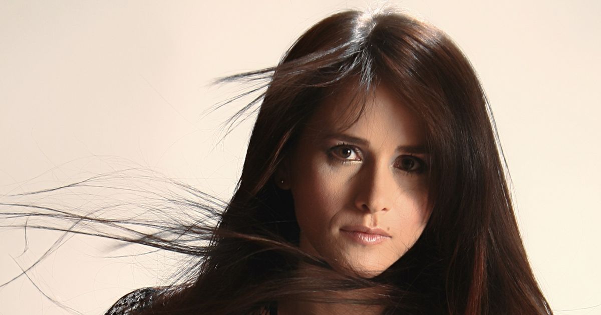 Madalina Manole a aparut aproape dezbracata pe coperta albumului lansat ...