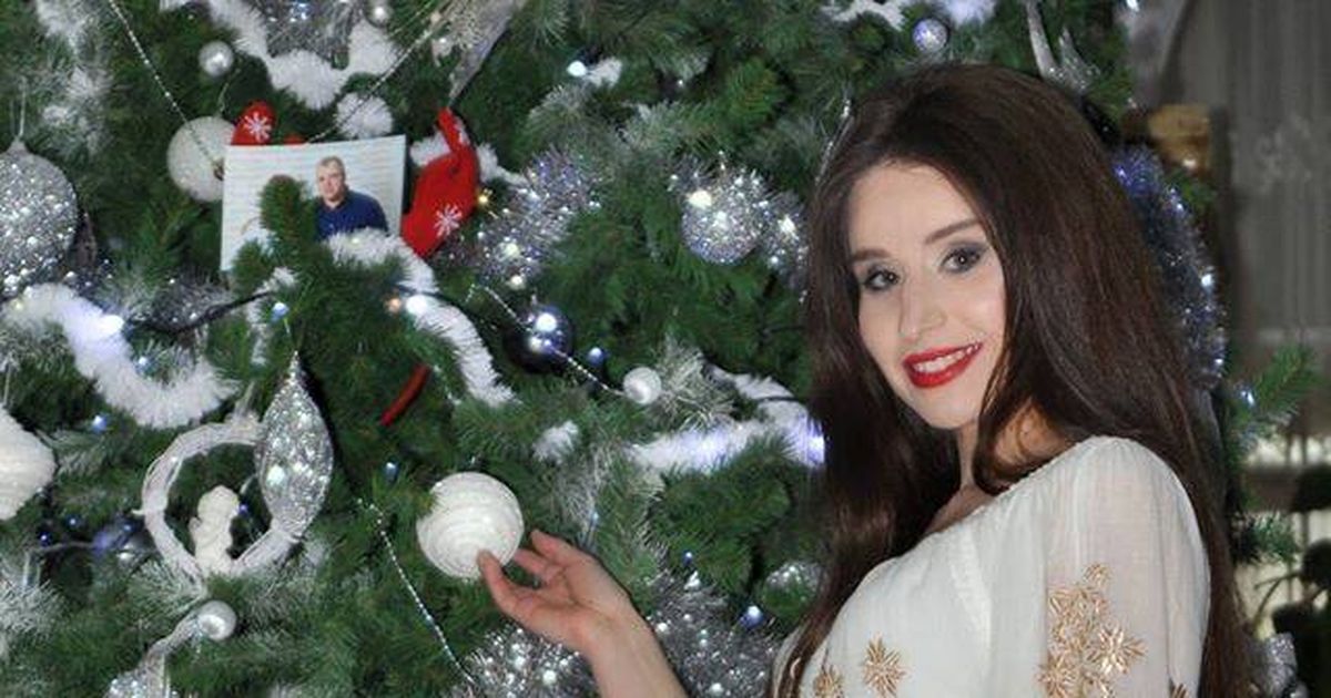 Cantareata cu cel mai lung par din Romania si-a facut bradul imbracata ...