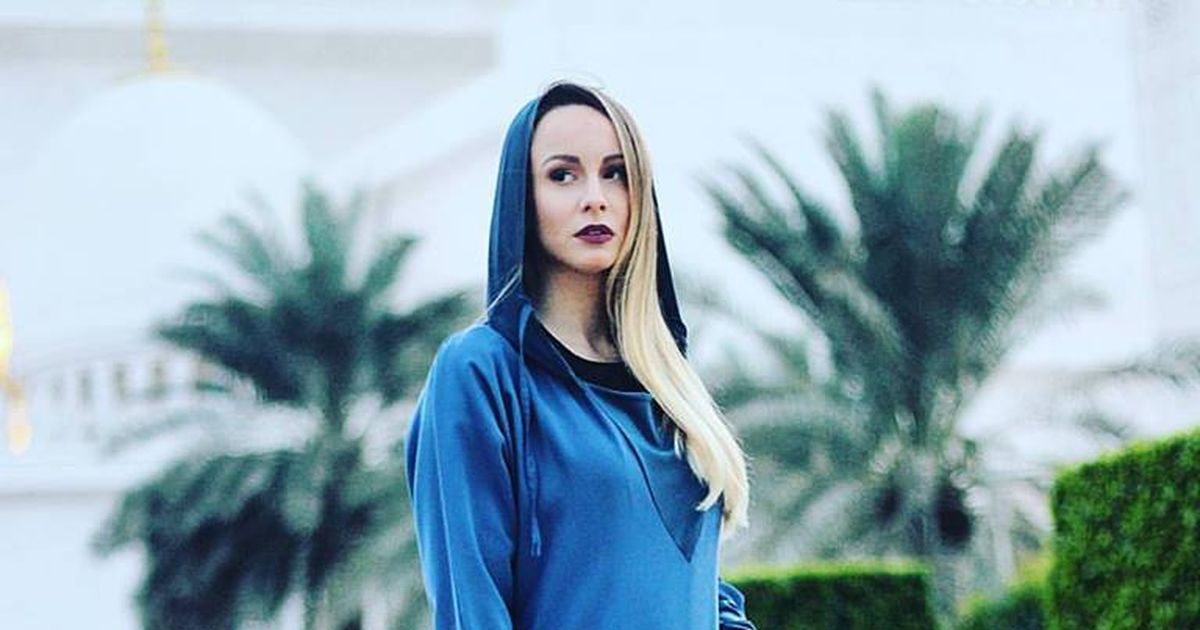 Frumoasa Sandra Izbasa a fost obligata sa-si acopere capul si ...