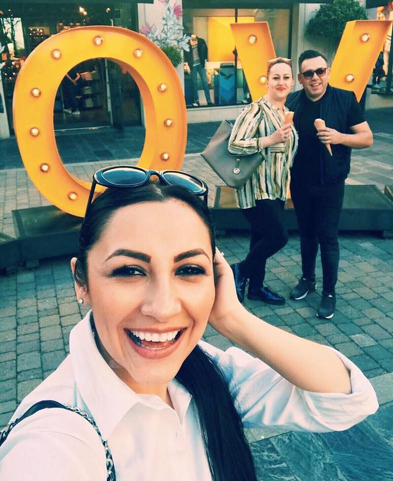 Andra si-a luat familia si a plecat din tara! Vezi unde s-a dus - WOWBiz