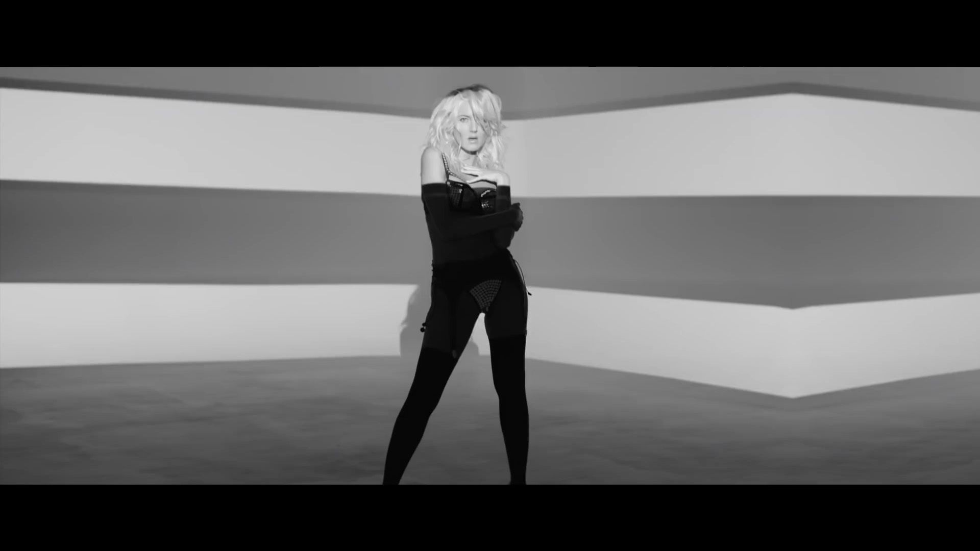 Anca Pop a facut show-ul “Cosmic Cocktail” in fata a 120.000 de ...