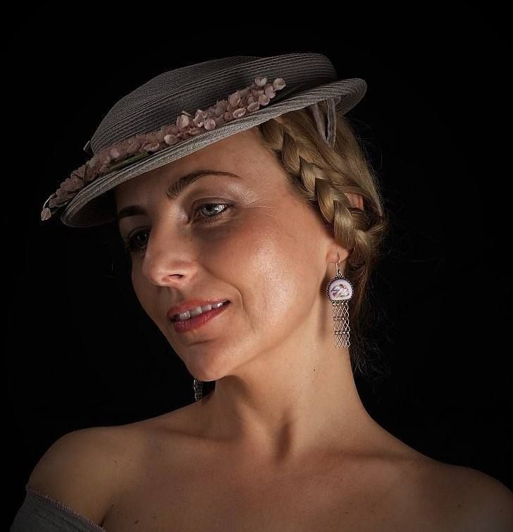 Iulia Gorneanu are o colectie de palarii. - WOWBiz