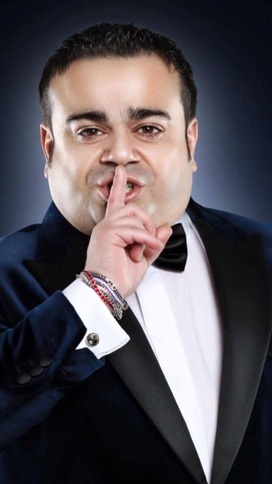 FOTO Adrian Minune a acordat un autograf pe un manual de matematica ...